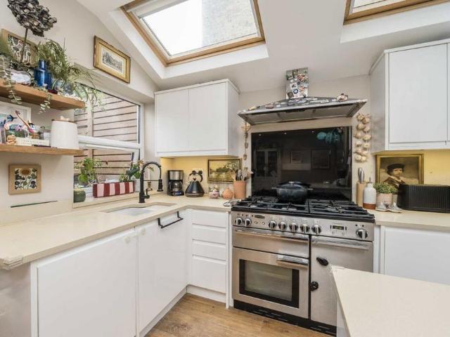 Kingscourt Road, London SW16 3 bed flat to rent £2,700 pcm £623 pw