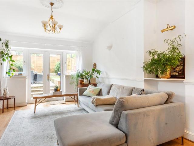 Kingscourt Road, London, SW16 2 bed apartment to rent £2,250 pcm £519 pw