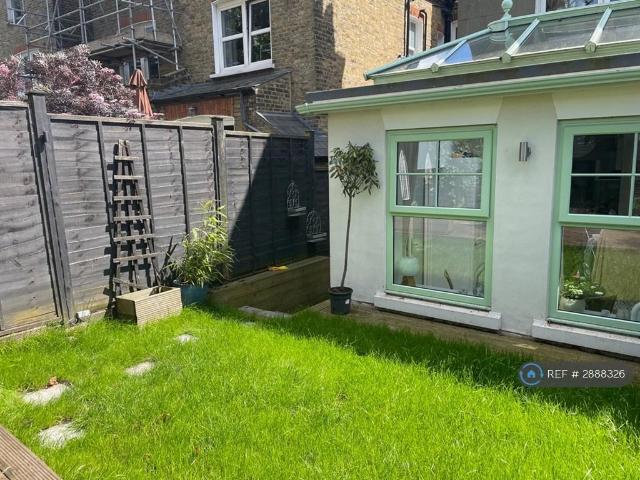 Kingscourt Road, London, SW16 2 bed flat to rent £2,650 pcm £612 pw