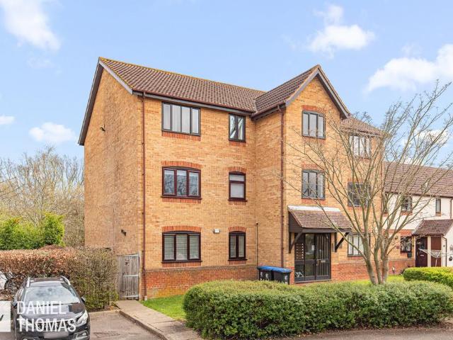 Kingsdale Court, Waltham Abbey, EN9 2 bed apartment to rent £1,600 pcm £369 pw