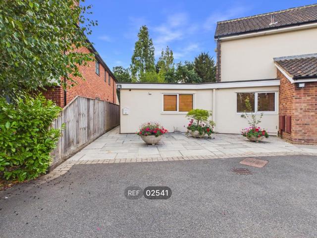Kingsfield Avenue, Ipswich, Suffolk. 1 bed flat to rent £1,050 pcm £242 pw