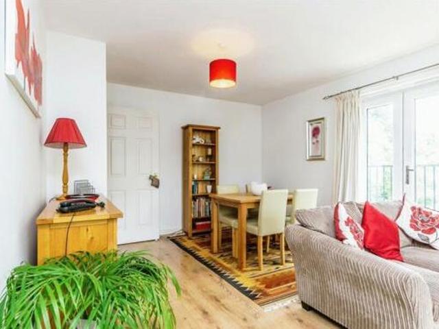 Kingsfield Way, Redhill, 2 Bedroom Flat
