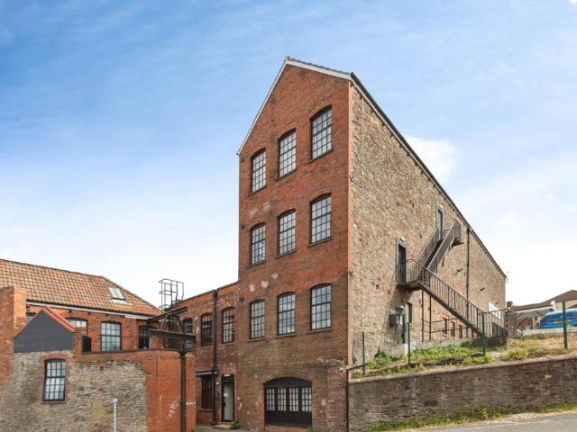 Kingsgate House, Kingswood, Bristol. 2 bed flat to rent £1,600 pcm £369 pw