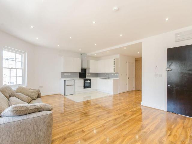 Kingsgate Place, Kilburn, London, NW6 2 bed flat to rent £2,800 pcm £646 pw