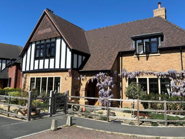 Kingshurst Gardens, Worcestershire WR11 4 bed detached house to rent £2,995 pcm £691 pw