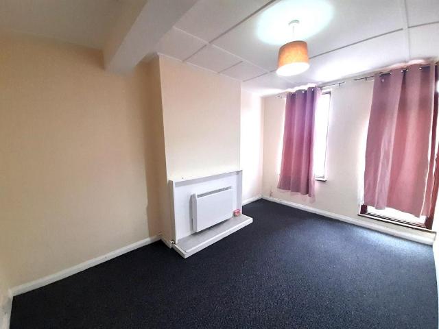 Kingshill Avenue, Hayes, Middlesex, UB4 4 bed terraced house to rent £2,400 pcm £554 pw