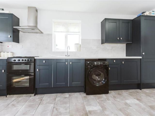 Kingsholm Road, Southmead, Bristol, BS10 5 bed semi detached house to rent £3,000 pcm £692 pw