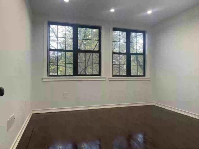 Kingsize Rooms/Backyard/New Brownstone