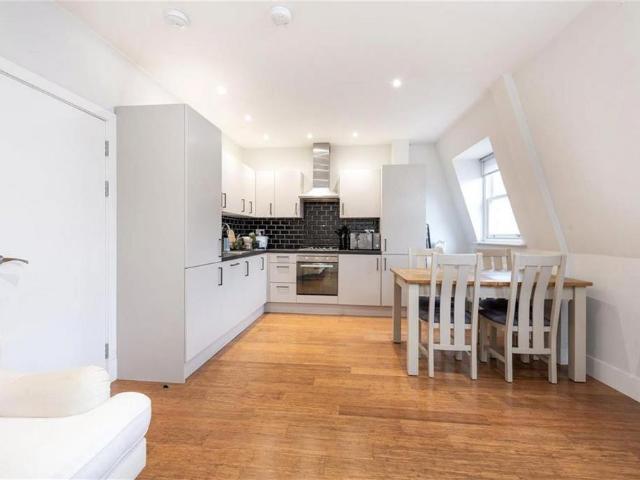 Kingsland High Street, London E8 2 bed flat to rent £2,600 pcm £600 pw