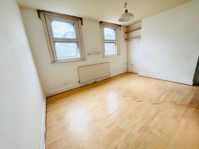Kingsland High Street, London E8, 3 bed flat to rent, £3,000 pcm | PrimeLocation