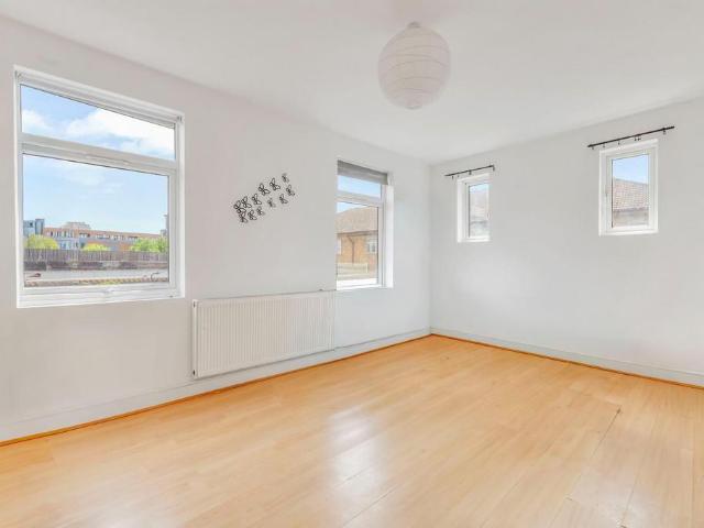Kingsland Road, Hoxton, E2 2 bed apartment to rent £2,250 pcm £519 pw