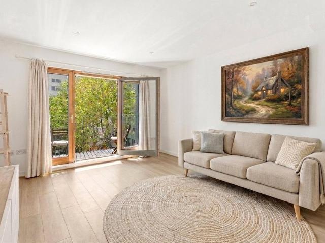 Kingsland Road, London, E2 2 bed apartment to rent £3,200 pcm £738 pw