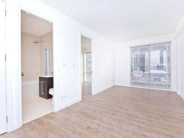 Kingsland Road, London, E8 2 bed apartment to rent £2,550 pcm £588 pw