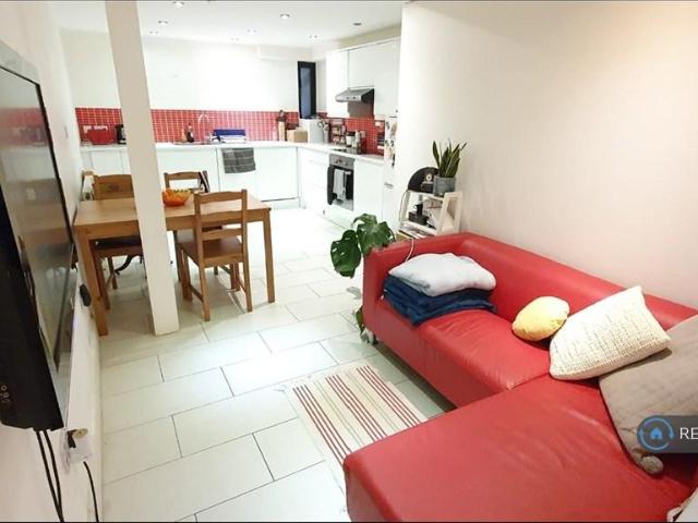 Kingsland Road, London, E8 2 bed flat to rent £2,400 pcm £554 pw