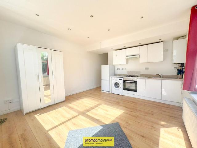 Kingsland Road Luton LU1 3DP 1 bed flat to rent £1,000 pcm £231 pw