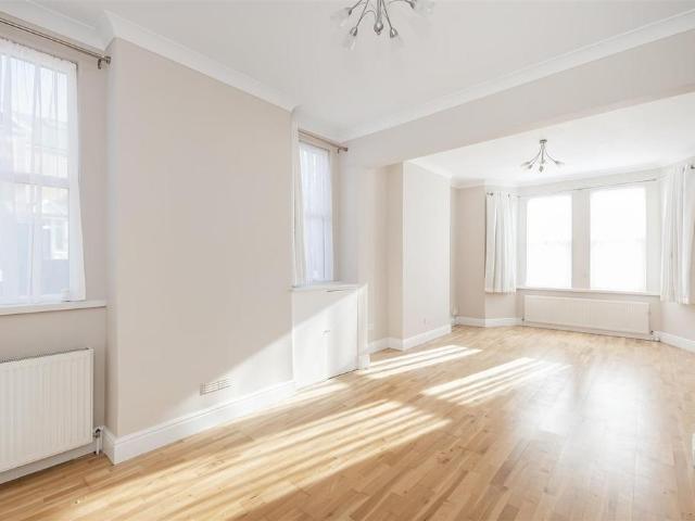 Kingsley Avenue, Ealing, W13 4 bed semi detached house to rent £3,950 pcm £912 pw