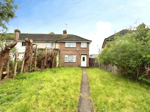 Kingsley Avenue, Egham TW20 5 bed semi detached house to rent £2,300 pcm £531 pw