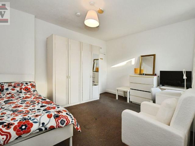 Kingsley Road, Hounslow TW3, 1 bed flat to rent, £950 pcm | PrimeLocation