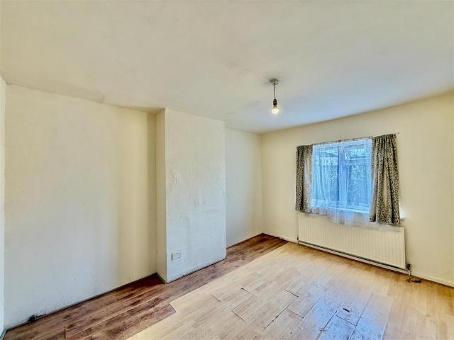 Kingsley Road, Hounslow TW3 3 bed semi detached house to rent £2,350 pcm £542 pw
