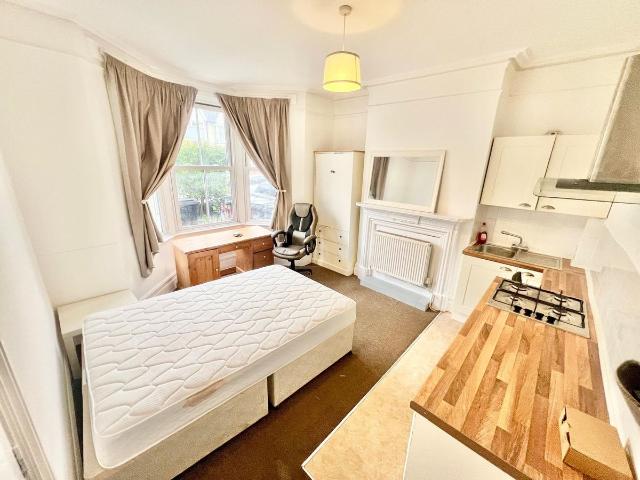 Kingsthorpe Grove, Northampton NN2, 1 bed property to rent, £650 pcm | PrimeLocation