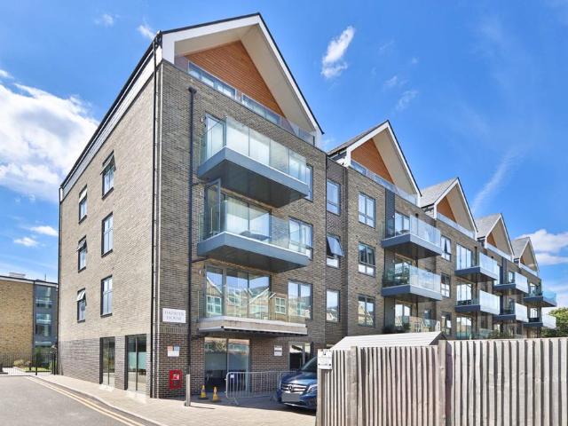 Kingston Upon Thames 1 bed flat to rent £2,200 pcm £508 pw