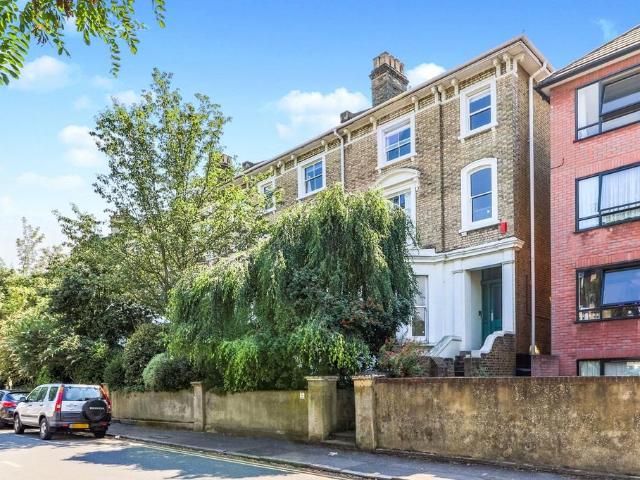 Kingston upon Thames, KT1 2 bed flat to rent £1,850 pcm £427 pw