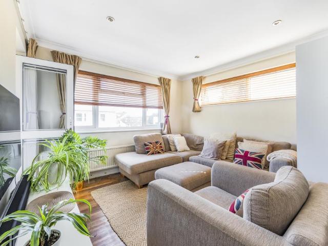 Kingston Upon Thames, Surrey, KT1 2 bed flat to rent £1,895 pcm £437 pw