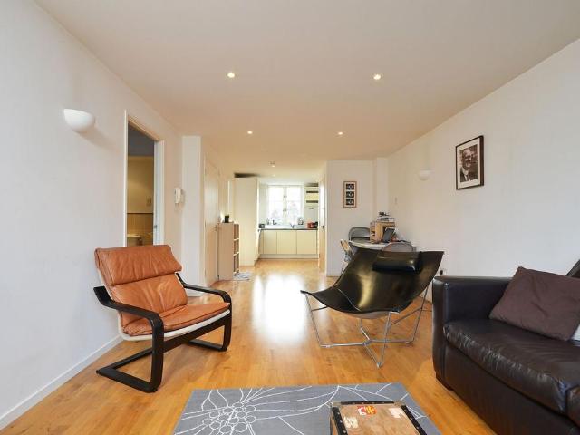 Kingston Vale, London, SW15 2 bed flat to rent £2,000 pcm £462 pw