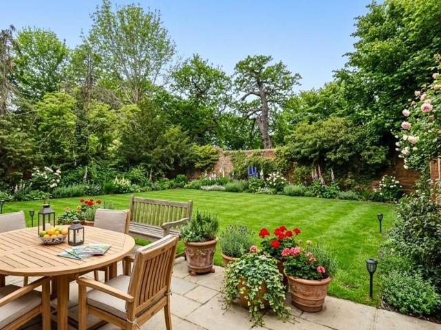 Kingston Vale, SW15 7 bed detached house to rent £7,950 pcm £1,835 pw