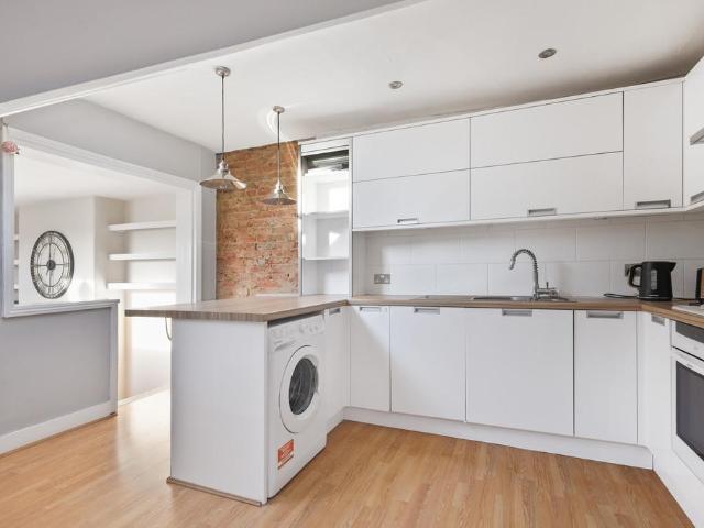 Kingston Hill, KT2 1 bed apartment to rent £1,750 pcm £404 pw