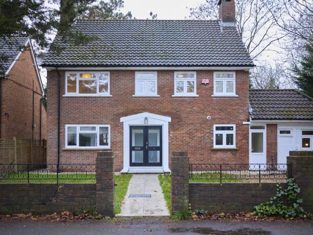 Kingston Hill Kingston KT2 5 bed detached house to rent £5,980 pcm £1,380 pw