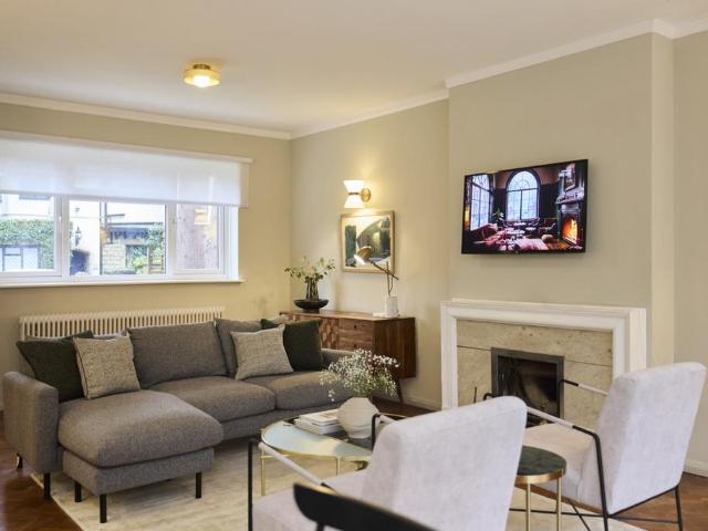 Kingston Hill Kingston KT2 5 bed detached house to rent £5,980 pcm £1,380 pw