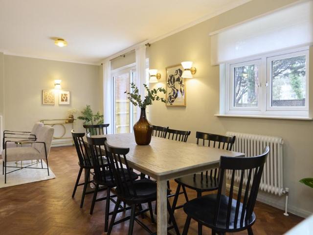 Kingston Hill Kingston KT2 5 bed detached house to rent £5,500 pcm £1,269 pw