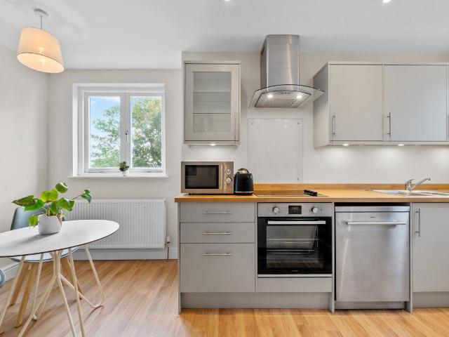 Kingston Hill, Kingston Upon Thames KT2, 1 bed flat to rent, £1,750 pcm | PrimeLocation