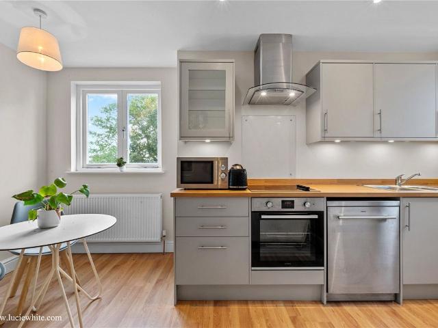 Kingston Hill, Surrey KT2, 1 bed flat to rent, £1,750 pcm | PrimeLocation