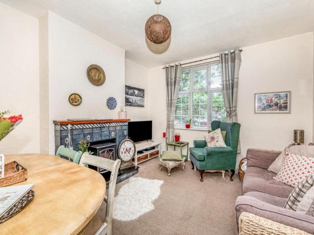 Kingston Road, Epsom, KT19 3 bed flat to rent £1,950 pcm £450 pw