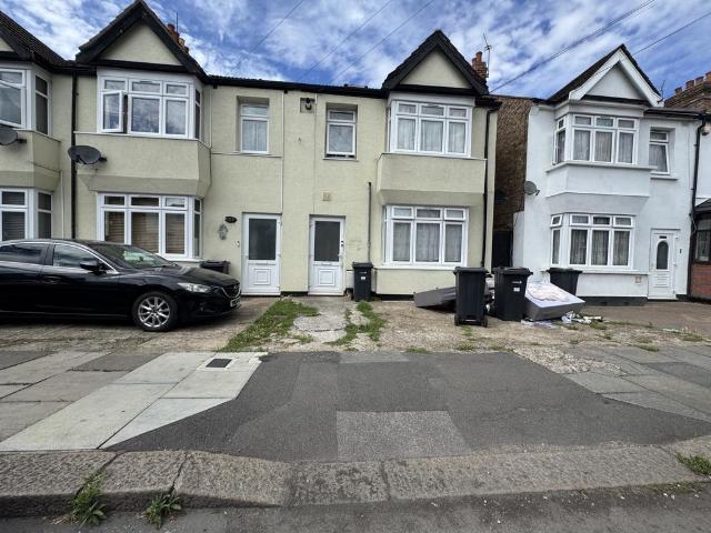 Kingston Road, Ilford IG1 2 bed flat to rent £1,800 pcm £415 pw