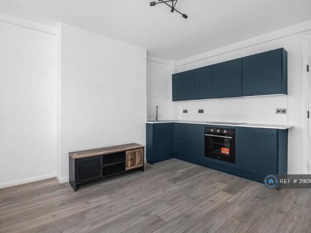 Kingston Road, Kingston Upon Thames, KT1 3 bed flat to rent £2,400 pcm £554 pw