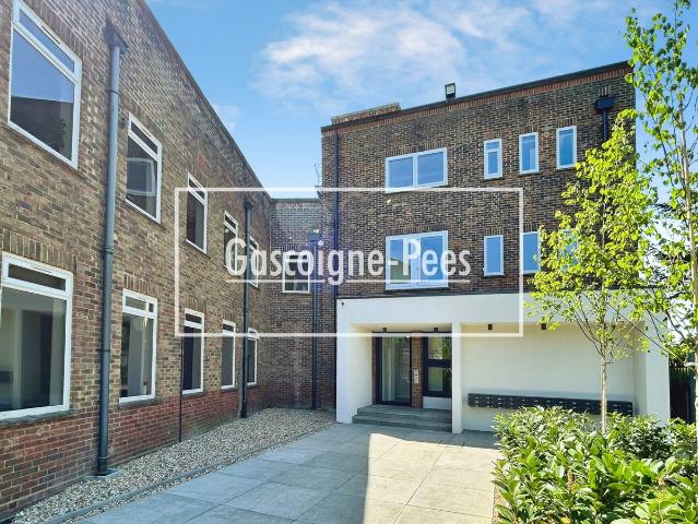 Kingston Road, Leatherhead KT22, 1 bed flat to rent, £1,200 pcm | PrimeLocation