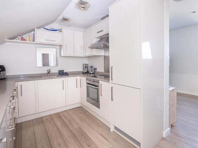 Kingston Road London SW19 1 bed flat to rent £2,150 pcm £496 pw