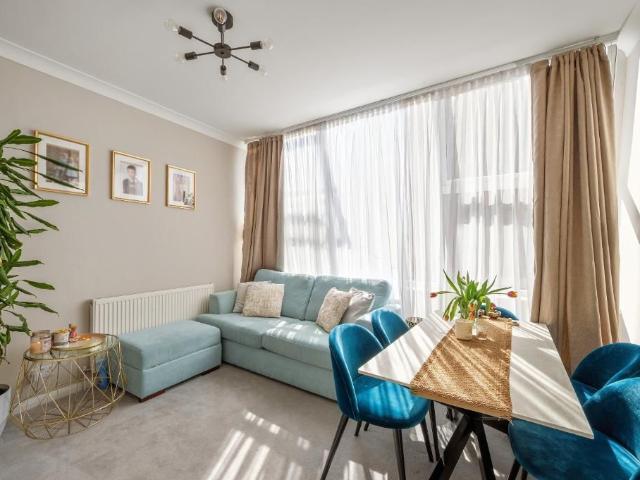 Kingston Road, Raynes Park, London SW20, 1 bed flat to rent, £1,700 pcm | PrimeLocation