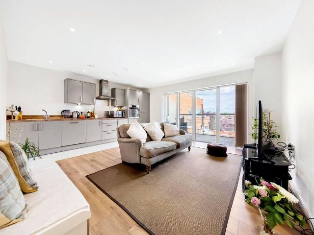 Kingston Road, Raynes Park, London SW20, 1 bed flat to rent, £2,000 pcm | PrimeLocation