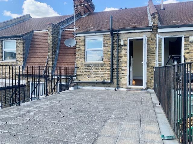 Kingston Road, Raynes Park, London SW20, 3 bed flat to rent, £2,300 pcm | PrimeLocation