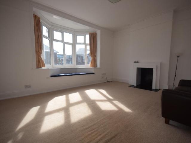 KINGSTON ROAD, RAYNES PARK SW20 3 bed maisonette to rent £2,400 pcm £554 pw