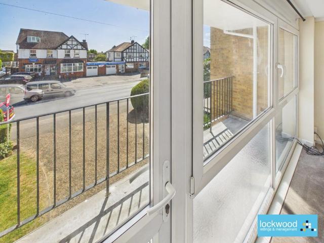 Kingston Road, Staines 2 bed flat to rent £1,650 pcm £381 pw