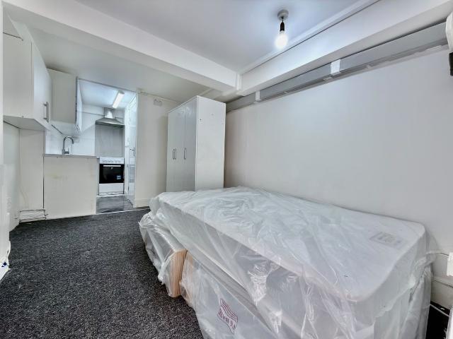 Kingston Road SW19, Studio to rent, £900 pcm | PrimeLocation