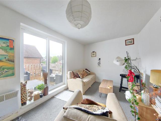 Kingston Road, SW20 3 bed apartment to rent £2,450 pcm £565 pw