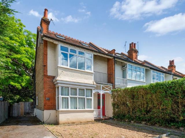 Kingston Road, Teddington 4 bed maisonette to rent £3,300 pcm £762 pw