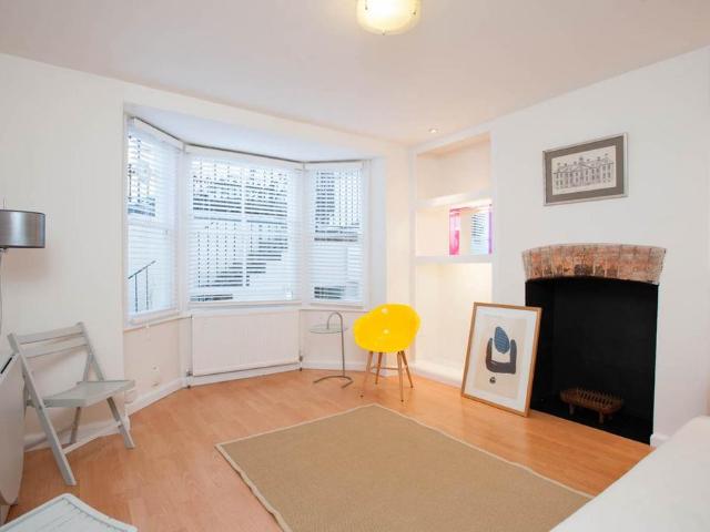 Kingston Road, Walton Manor 1 bed maisonette to rent £2,500 pcm £577 pw