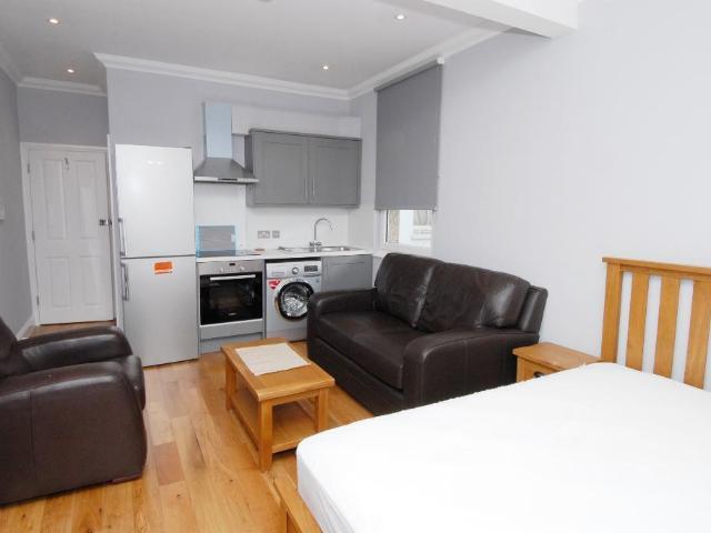 Kingston Road, Wimbledon Chase, SW20 8JS Studio to rent £1,475 pcm £340 pw